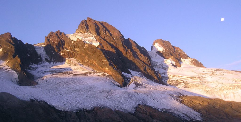El Altar: A Majestic Andean Peak - A Crown of Peaks - Miamijaialai